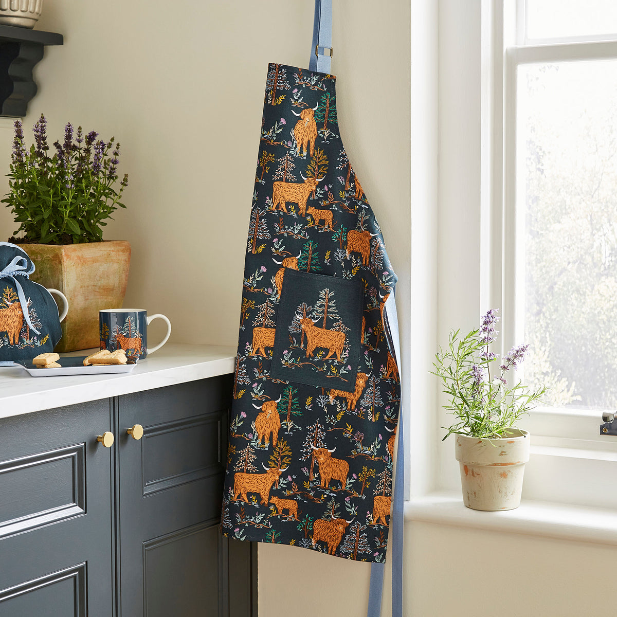 Connie the Cow Cotton Apron in Navy – Ulster Weavers