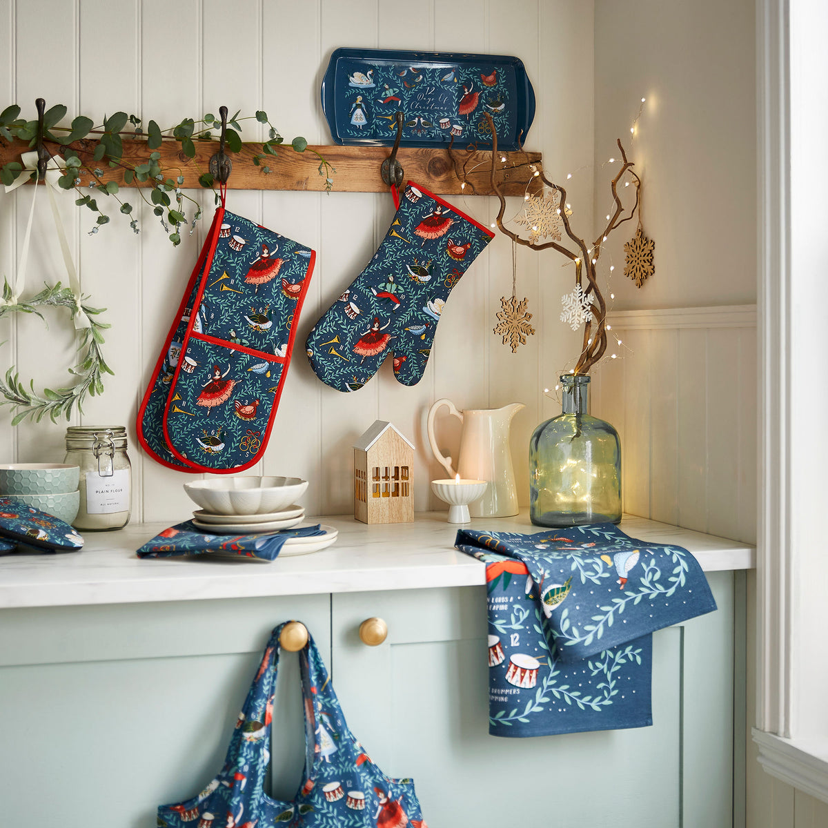 12 Days of Christmas Gauntlet Oven Glove in Blue – Ulster Weavers
